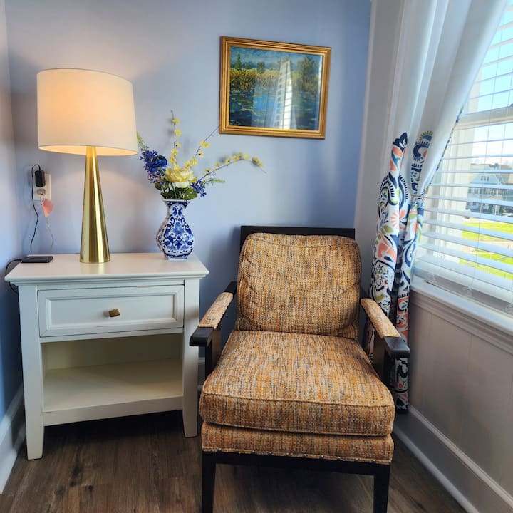 Stylish Apartment Gem W/natural Light - New Haven, CT