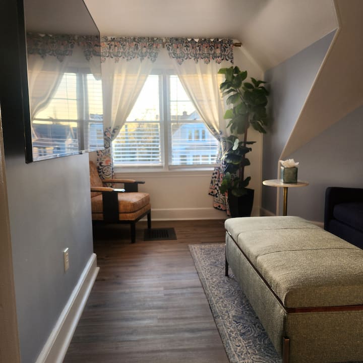 Stylish Apartment Gem W/natural Light - New Haven, CT