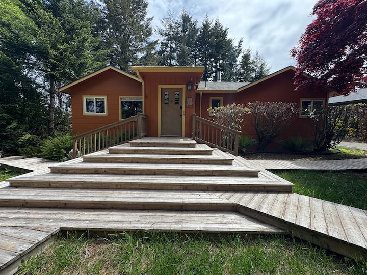 Home On South Slough - Lighthouse Beach, OR