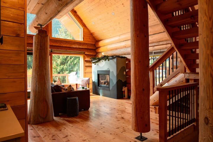 Douglas Fir Retreat | Mtn Views + Expansive Deck - Sunshine Valley, BC