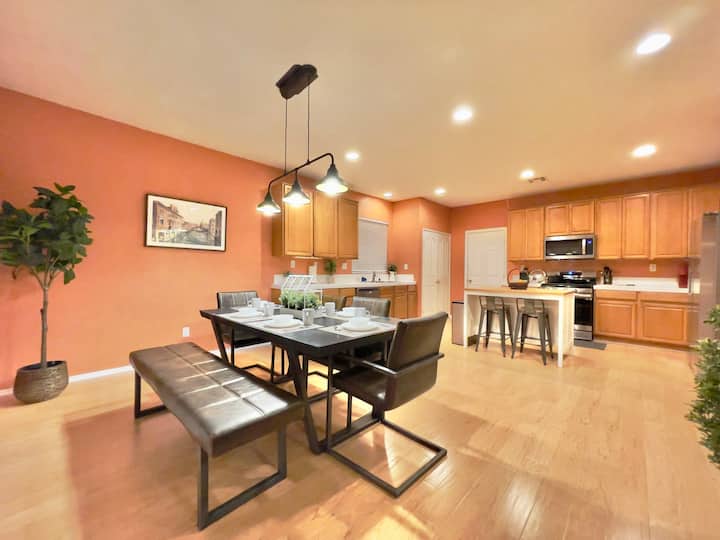 1st Floor Room #9 In Luxury Home, West Lancaster - Lancaster, CA