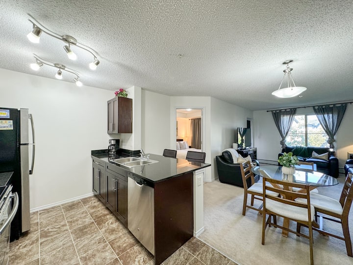 2 Bed | 2 Bath | Den | Ug Parking - Edmonton