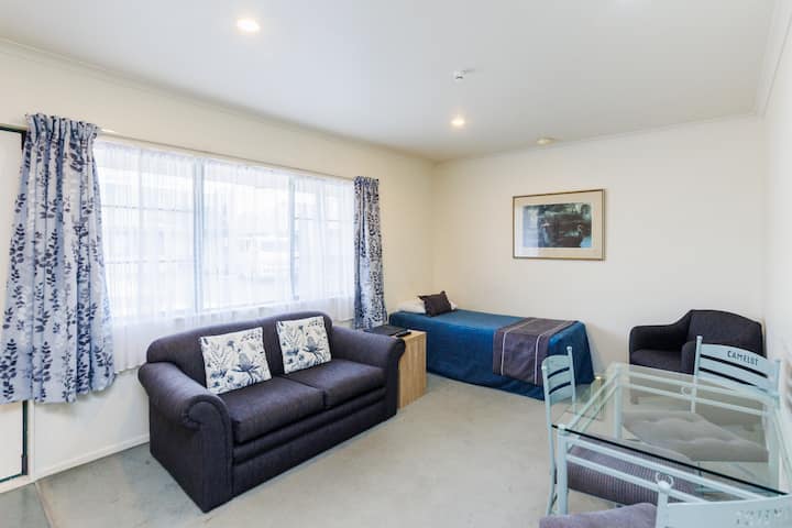 Deluxe One Bedroom Spa Bath - Palmerston North
