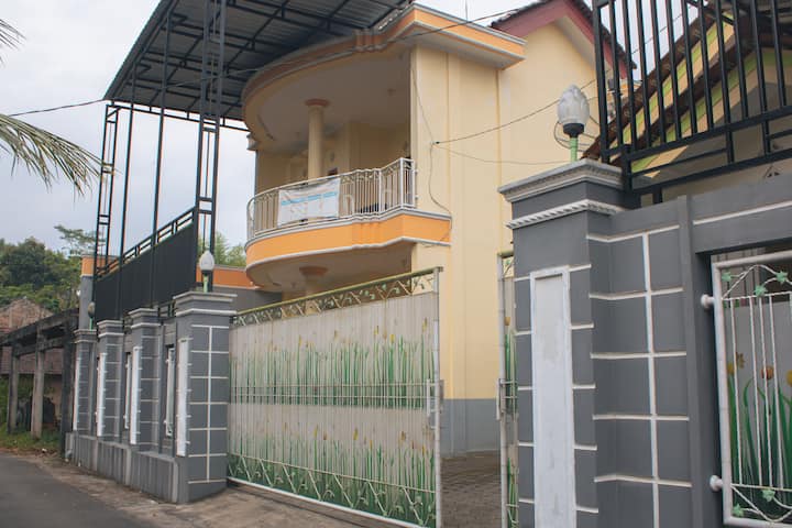 Talesya Yuanita Home Stay-room Only (1-2 Person ) - Salatiga