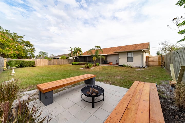 Feels Just Like Home | Pet Friendly + Fire Pit - Deltona, FL