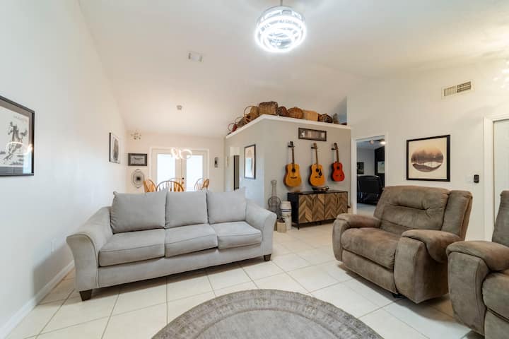 Pet-friendly 3br W/ King Beds & Fire Pit - Deltona, FL