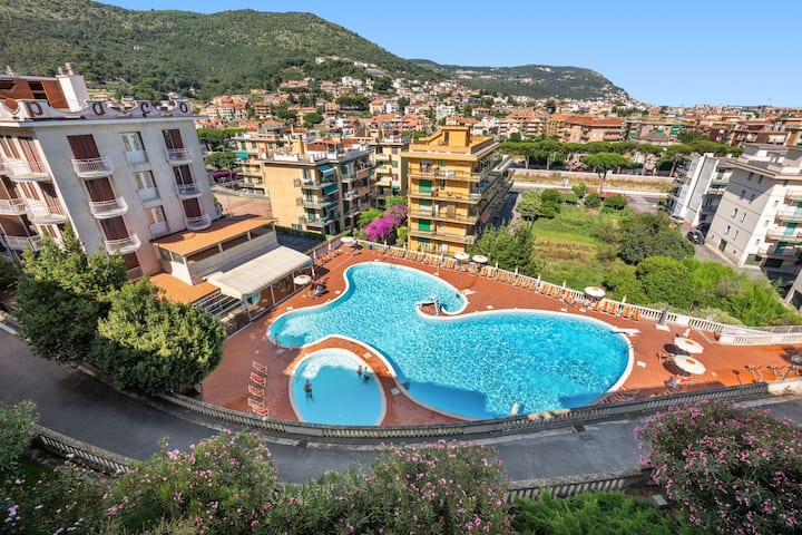 Lisa's Stylish Top Floor Flat & Double Pool - Pietra Ligure