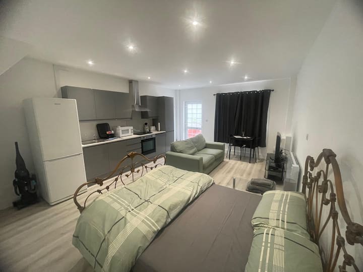 Renovated Studio, Self Check-in, Parking Nearby - Watford