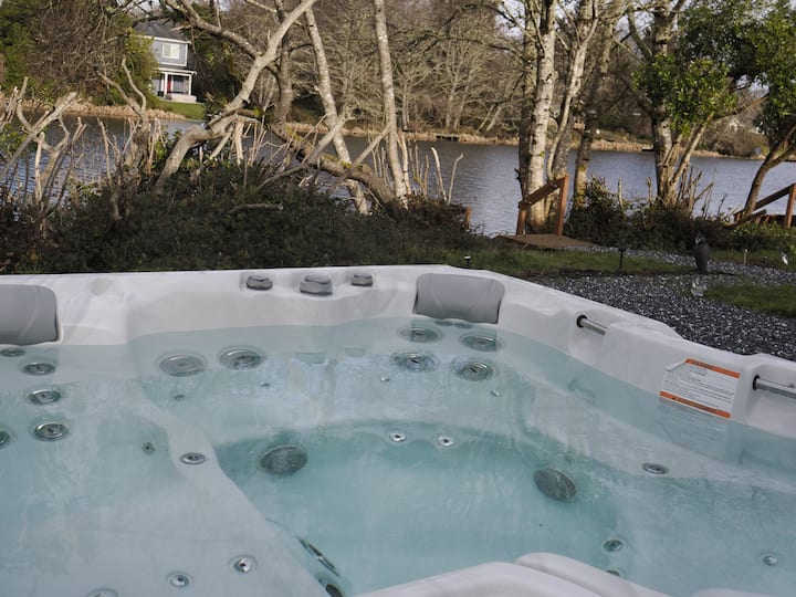 Private Dock, Hot Tub, Billiard, Basketball Court - Ocean Shores