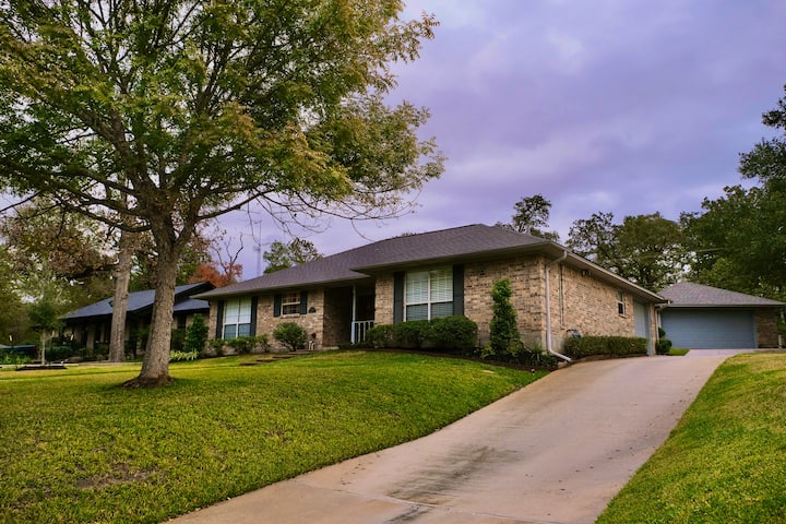 Reveille Cottage - Bryan, TX