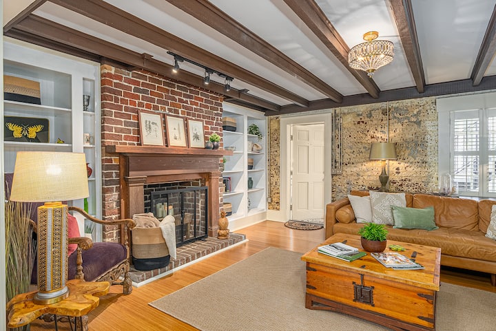 Luxe Monthly 2 Bed| 2 Bath Historic Condo - Savannah, GA