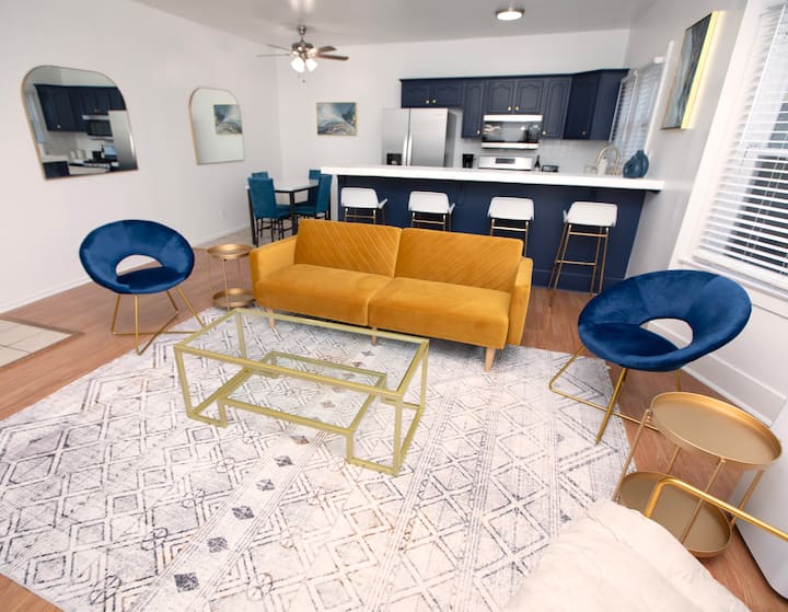 Spacious Downtown Gem W/ Parking - Long Beach, CA