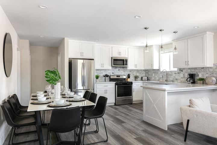 Noho Ample 4br Townhouse W/ Parking - Burbank, CA