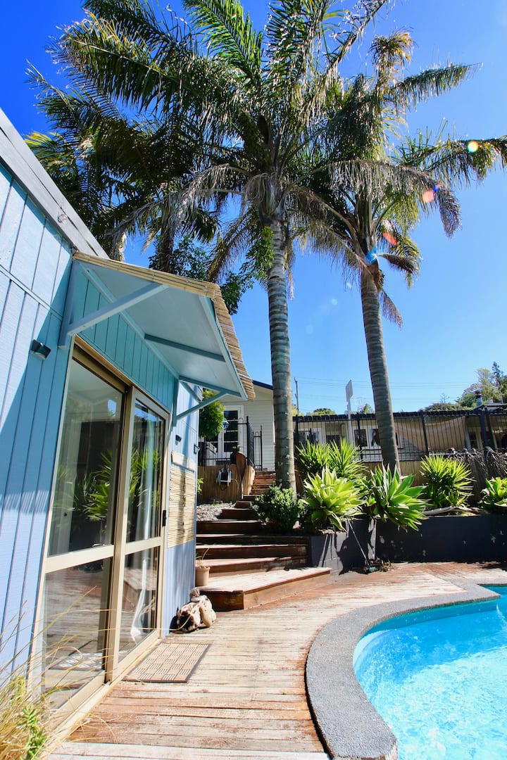 Sunny Retreat By The Pool - Gisborne