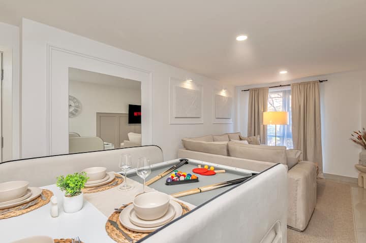 The Ivory Nook | Cozy & Spacious, Sleeps 8 - Leeds