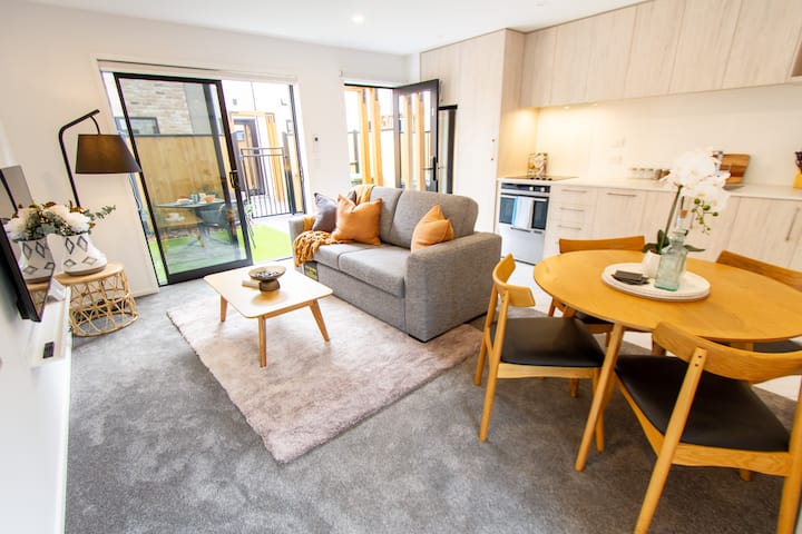 Ultimate Christchurch Escape: 4-bed 4-bath Carpark - Christchurch