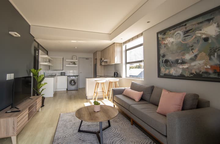 Modern 2 Bedroom Cityscape + Parking + Pool + Gym - Le Cap