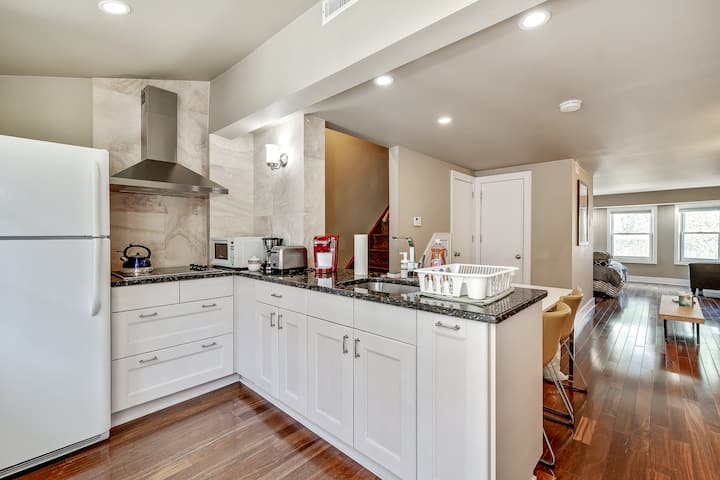 Bi-level, King Bed, Spacious, Patio, & Free Wi-fi - Philadelphia, PA
