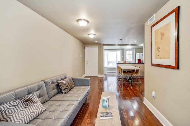 Bi-level, King Bed, Spacious, Patio, & Free Wi-fi - Camden, NJ