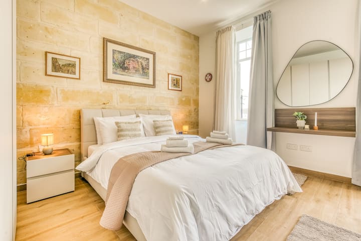 Exclusive Seafront Townhouse Sliema, Valletta View - Valletta