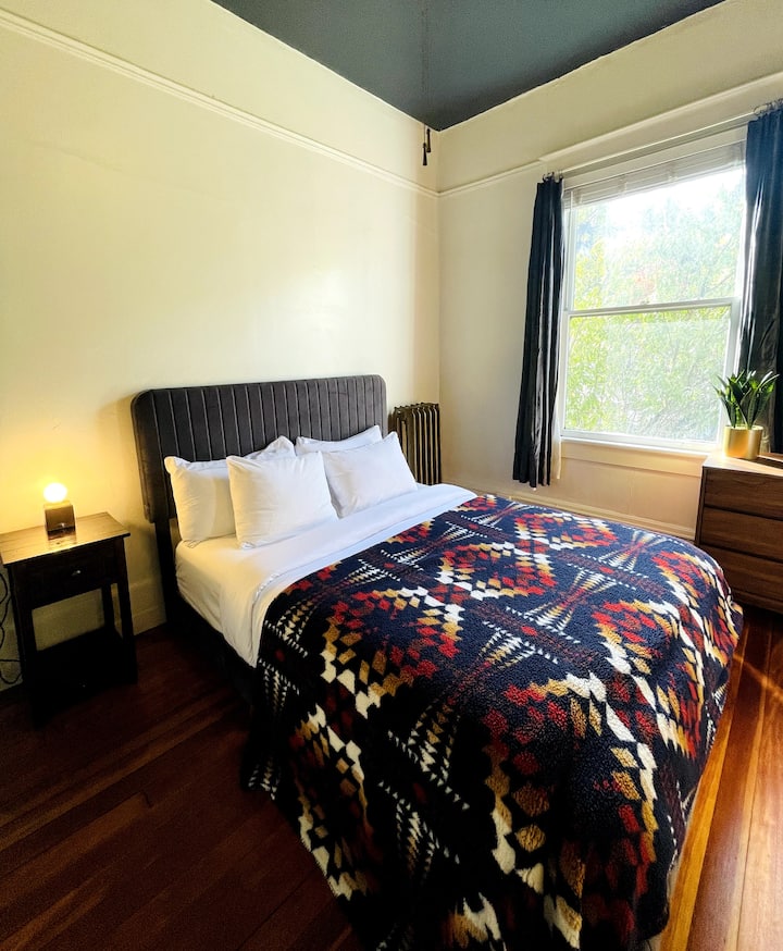 Queen Room W/common Bath - Ashland, OR