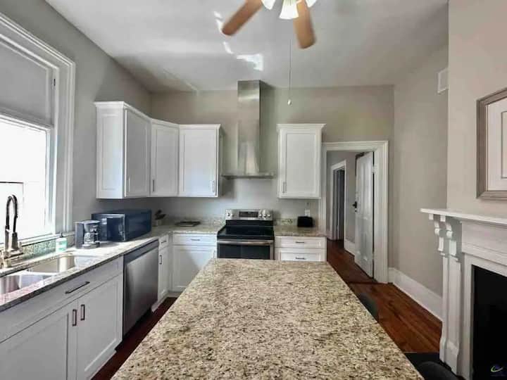 Beautiful Historic 2br Downtown @ Atrium & Mercer - Macon