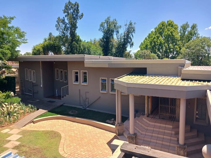 Spacious Retreat Home In A Peaceful Neighborhood - Bloemfontein