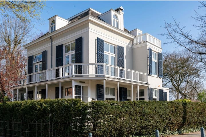 Villa In Scheveningen - Monster