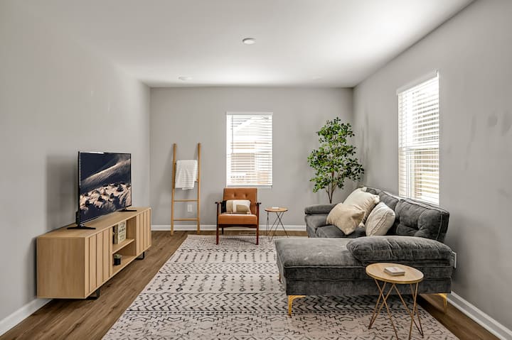 Chic Pet-friendly Bungalow - Raleigh, NC