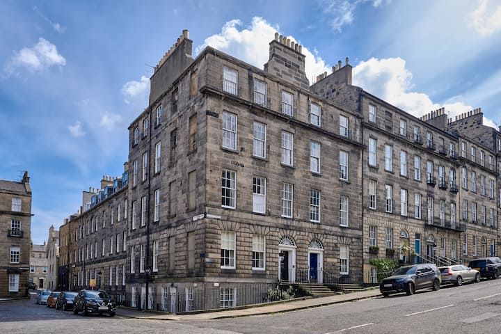 Fabulous, Central Flat With 2 Double Bedrooms - Edinburgh