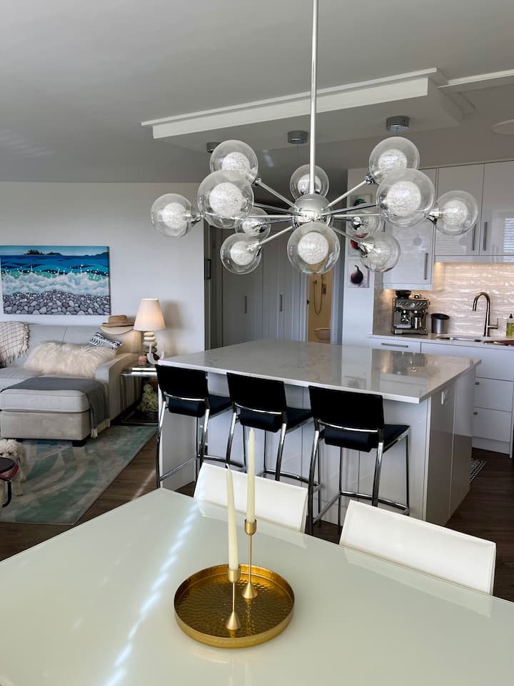 Stylish One Bedroom, Waterview - Victoria