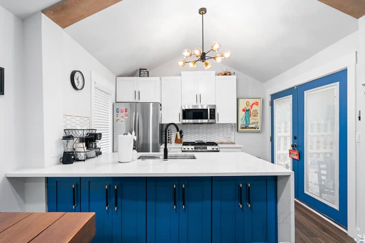 Near Midtown & Stadium | King Bed, Pets Welcome - Atlanta, GA