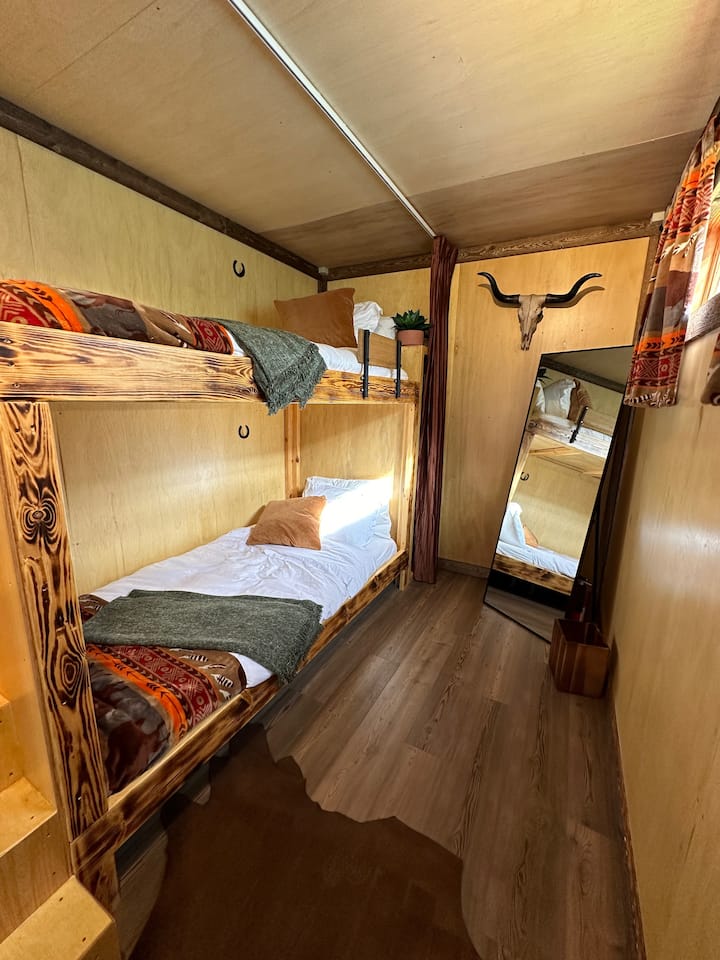 Indy Container Bunkhouse • 4 Bed • Sauna/gym Perks - Indianapolis, IN