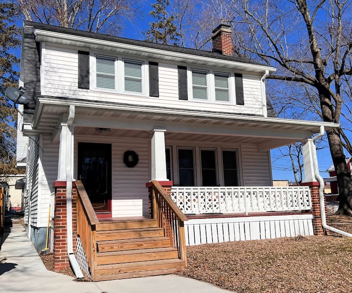 Cozy Home 2 Blocks From Downtown - Wisconsin Dells, WI