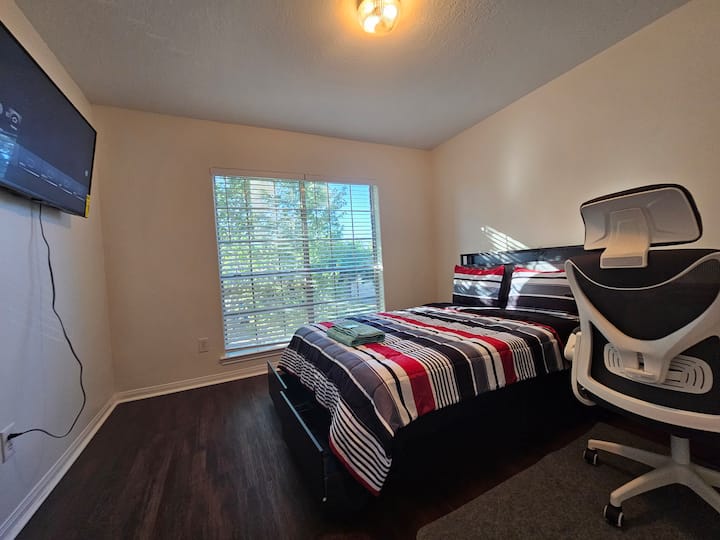 Charming Bright Private Bedroom - Missouri