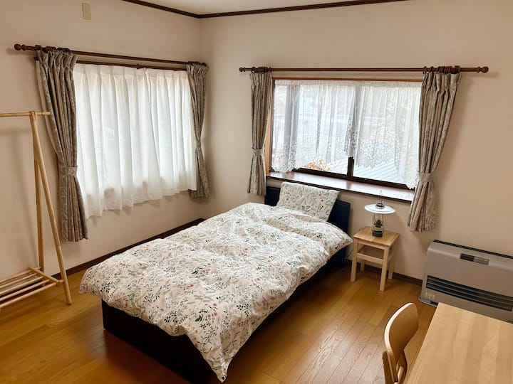 森の小さな宿泊施設のシングルルーム。1日2組限定の宿。健康朝食付き。白馬まで車で50分。 - 安曇野市