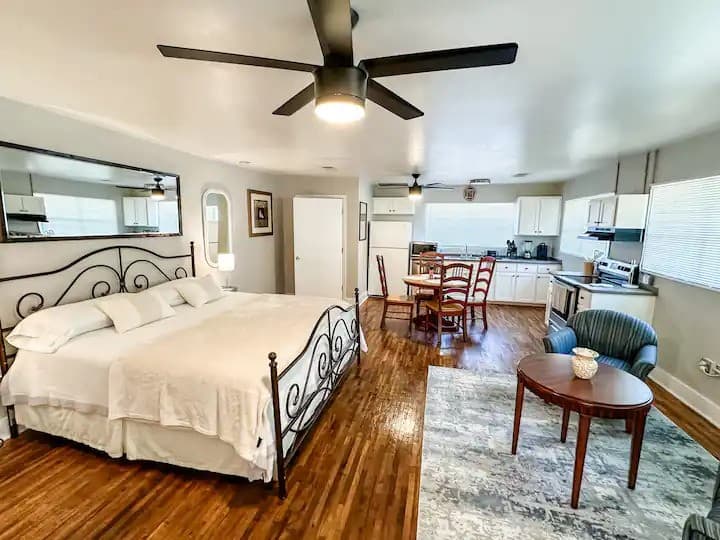 Teal House Flat 4 – Modern Convenience In Mid-town - 蒙哥馬利郡