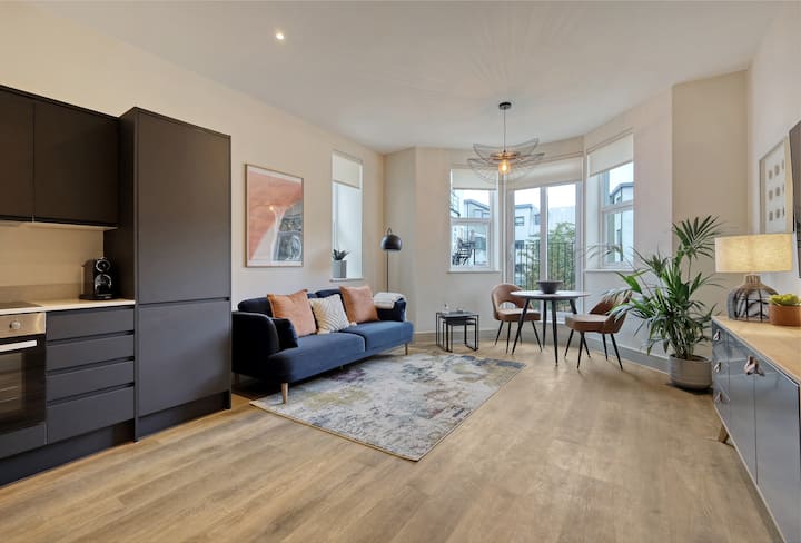 Stunning One Bedroom Apartment In Westcliff - 에식스