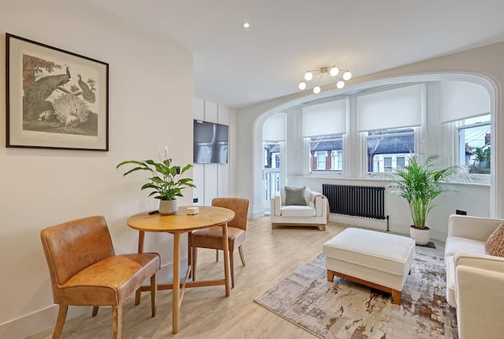 Stunning Two Bedroom Apartment With Sea View - Southend-on-Sea