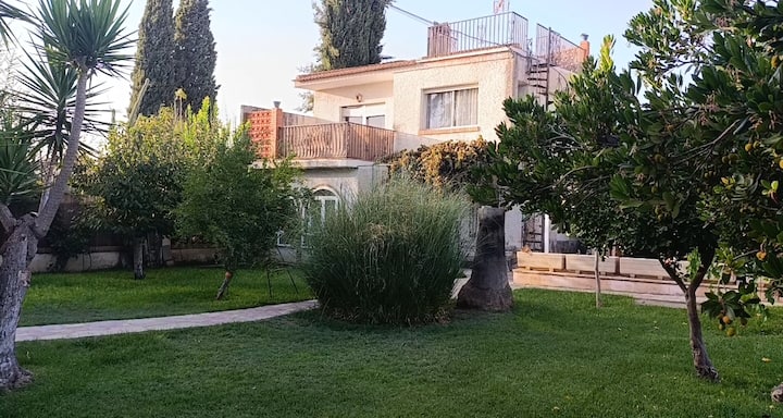Linda Casa Con Terraza Y Jardín - Ogíjares