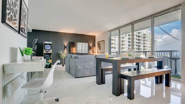 The Noir Suite 3br 2bth Glam Room Ps5 Pool Gym - Miami, FL