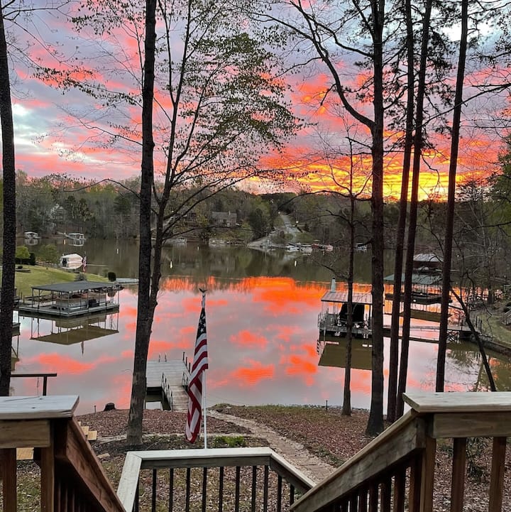 Lake Keowee Waterfront Family-friendly Home - Mountain Rest, SC