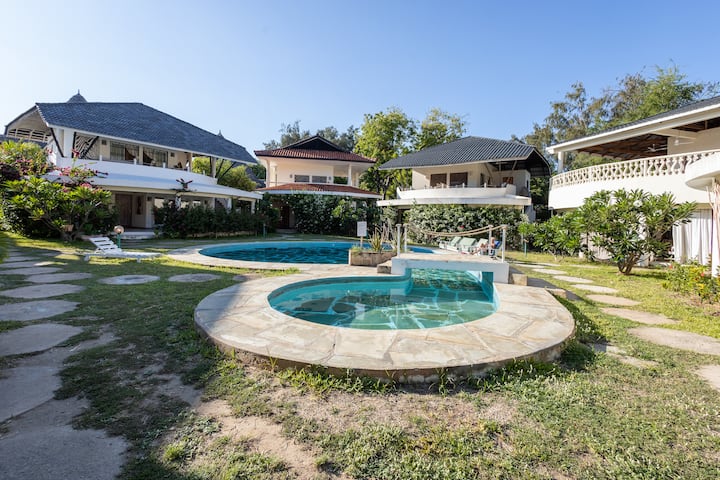 Stylish & Serene Beach Gem: King Bed ~ Pool ~ View - Kenya