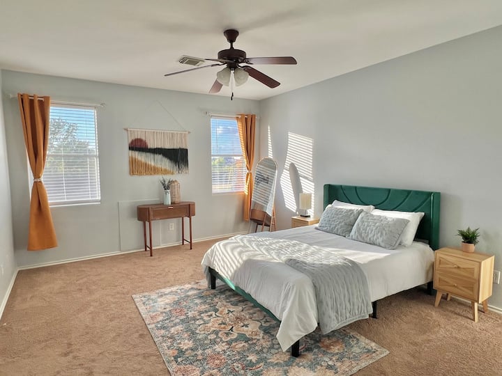 Cozy & Spacious 4-bedroom Home — Sleeps 12 Guests - Austin, TX