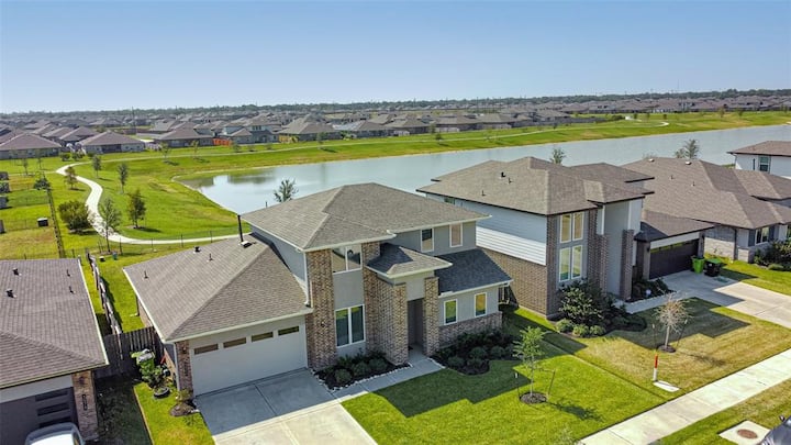 4 Bed House + Backyard On Lake - Sienna Plantation, TX