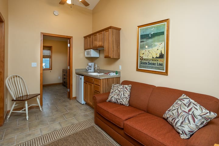 A Suite Place .5 Mi To Beach 22 - Michigan City, IN