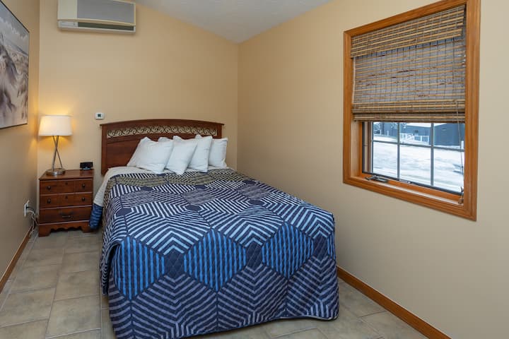 A Suite Place .5 Mi To Beach 22 - Michigan City, IN