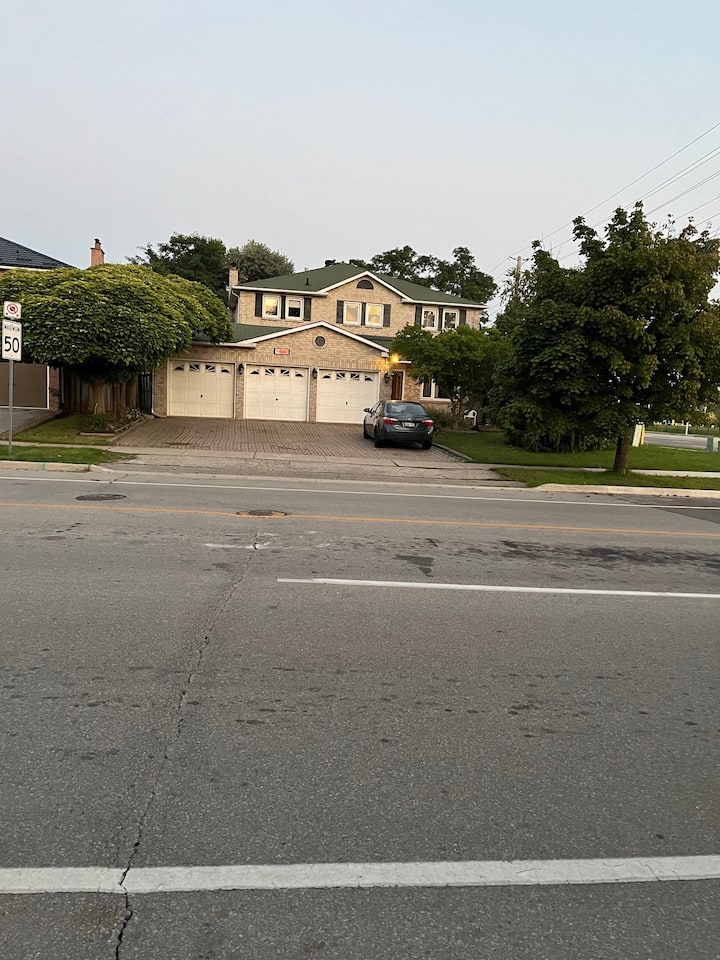 Near Sheridian College Basement Apartment 4 Rooms - Oakville