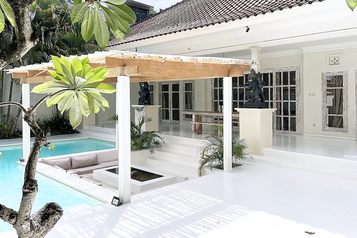 #18 Seminyak Villa. Private Pool. Airport Pickup - Kuta