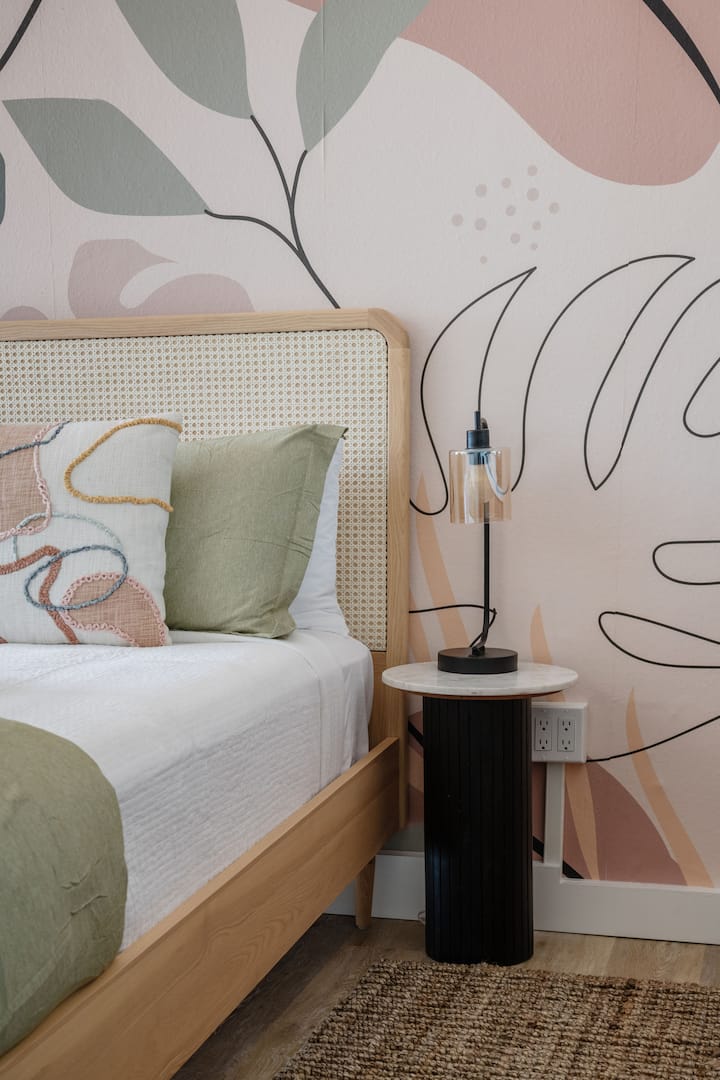 The Coquina Queen Room At Haley's - Walk To Beach! - St. Augustine, FL